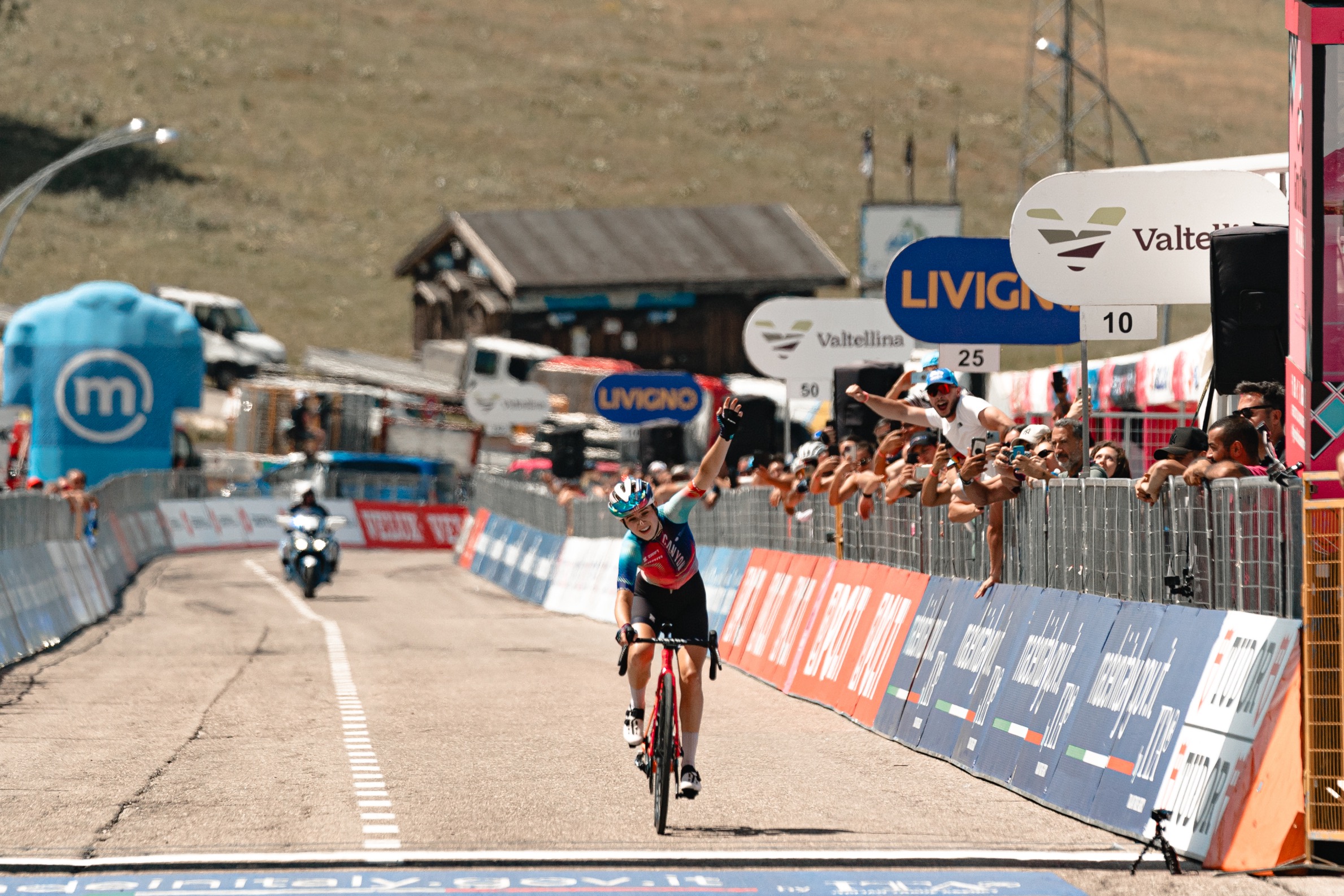 NEVE BRADBURY WINS BLOCKHAUS STAGE OF THE GIRO D'ITALIA - WMNCYCLING